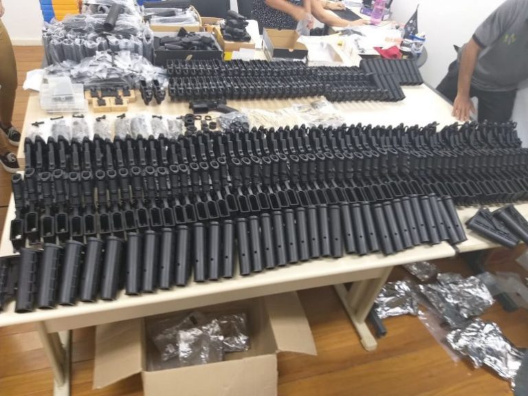 Polícia encontra 117 fuzis em casa de amigo do acusado de matar ...