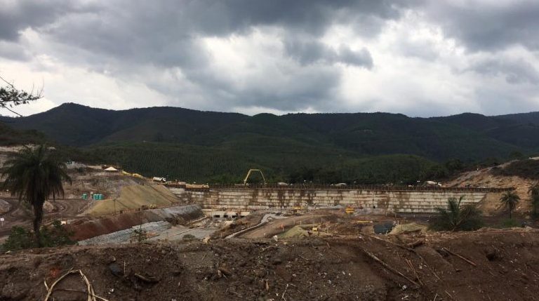 Megamuro construído pela Vale em Barão já está com 17 metros de altura ...