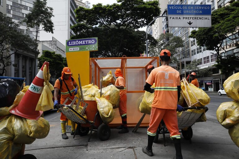 Prefeitura de BH instala lixômetro na Praça Sete para medir lixo jogado ... Prefeitura de BH instala lixômetro na Praça Sete para medir lixo jogado ...