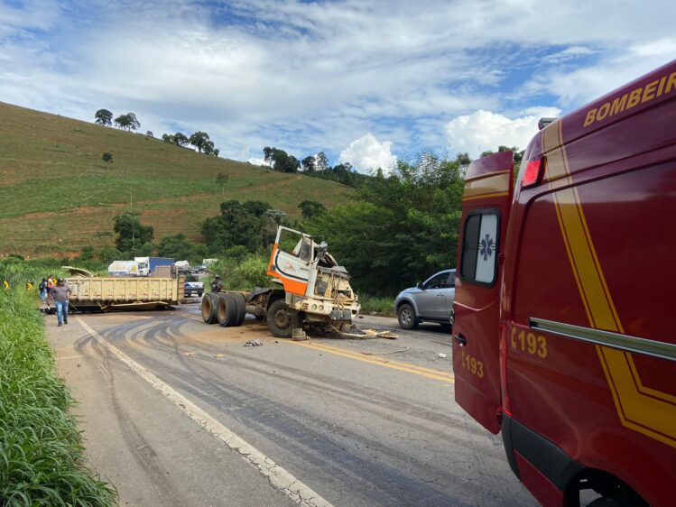 Colisão entre caminhão e carreta deixa um morto em Realeza