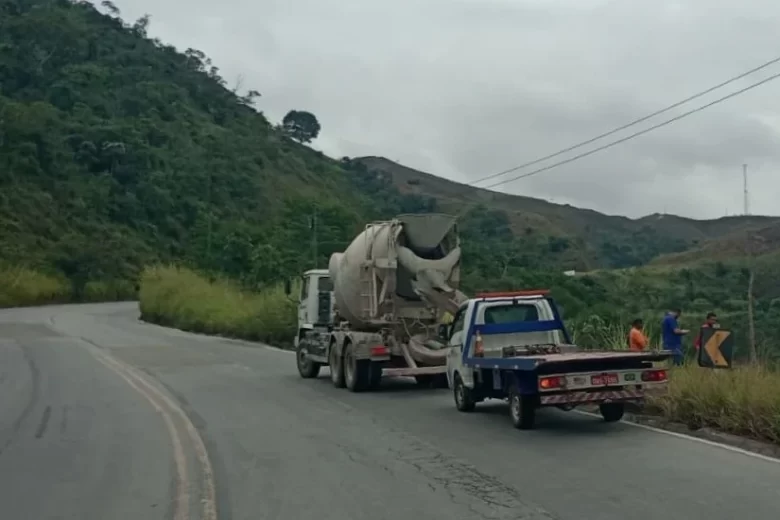 Carro capota e desce ribanceira na BR-381, próximo ao Siribi