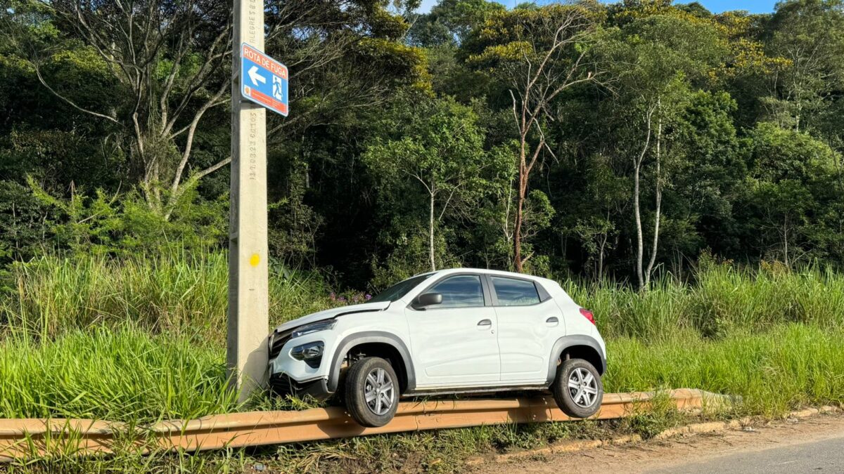 Carro se choca contra guard-rail no trevo do Itabiruçu